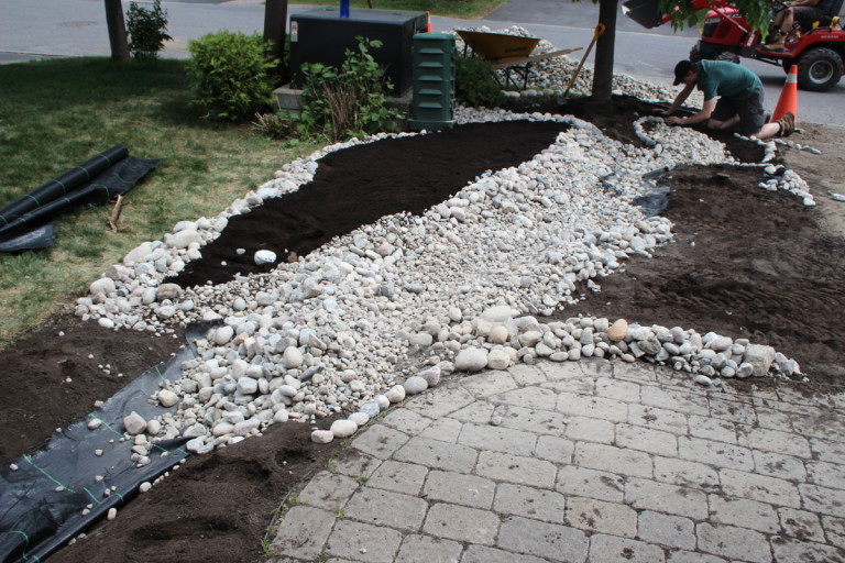 How to build a river bed on your lawn – Fingering Zen