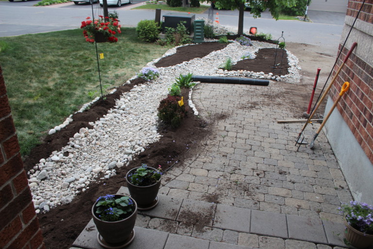 How to build a river bed on your lawn – Fingering Zen